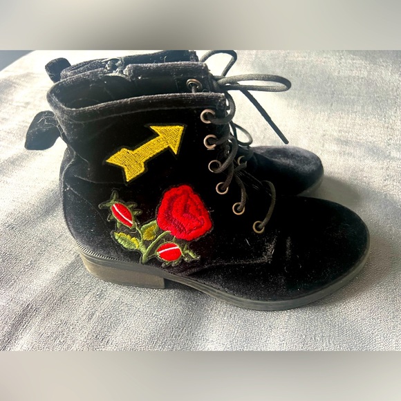 Shoes | Sm New York Black With Red Rose And Yellow Arrow Embroidered ...